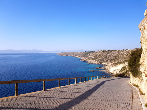 Aussichtspunkt „Badia Blava“ mit Zugang zum Meer – Mirador de Badia ...